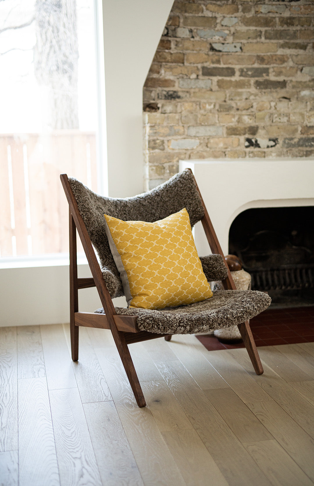 Niswi 20x20 in ochre/natural – Indigo Arrows